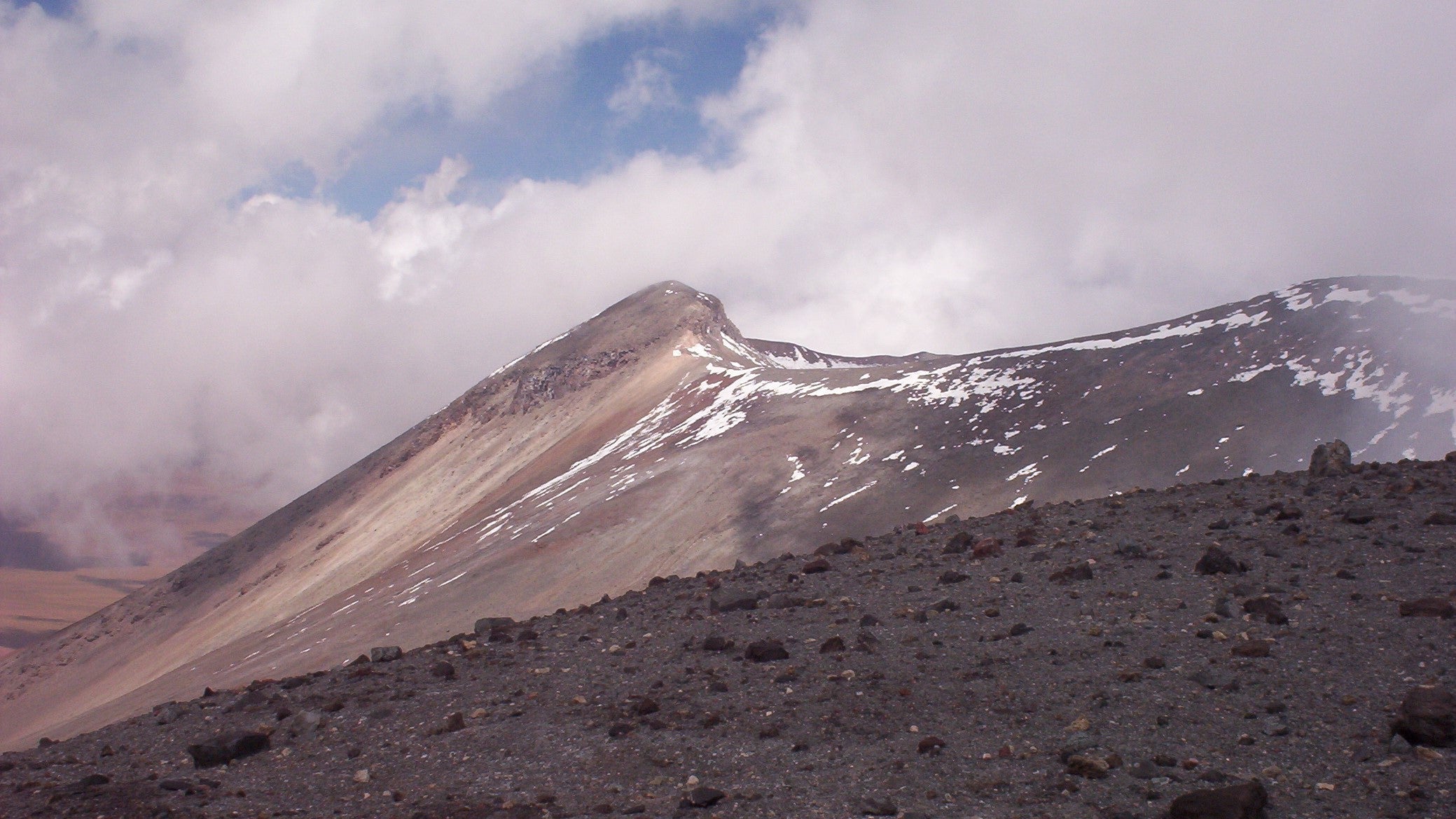 Der aktive Vulkan Lascar in Chile wird von San Pedro de Atacama aus be ...